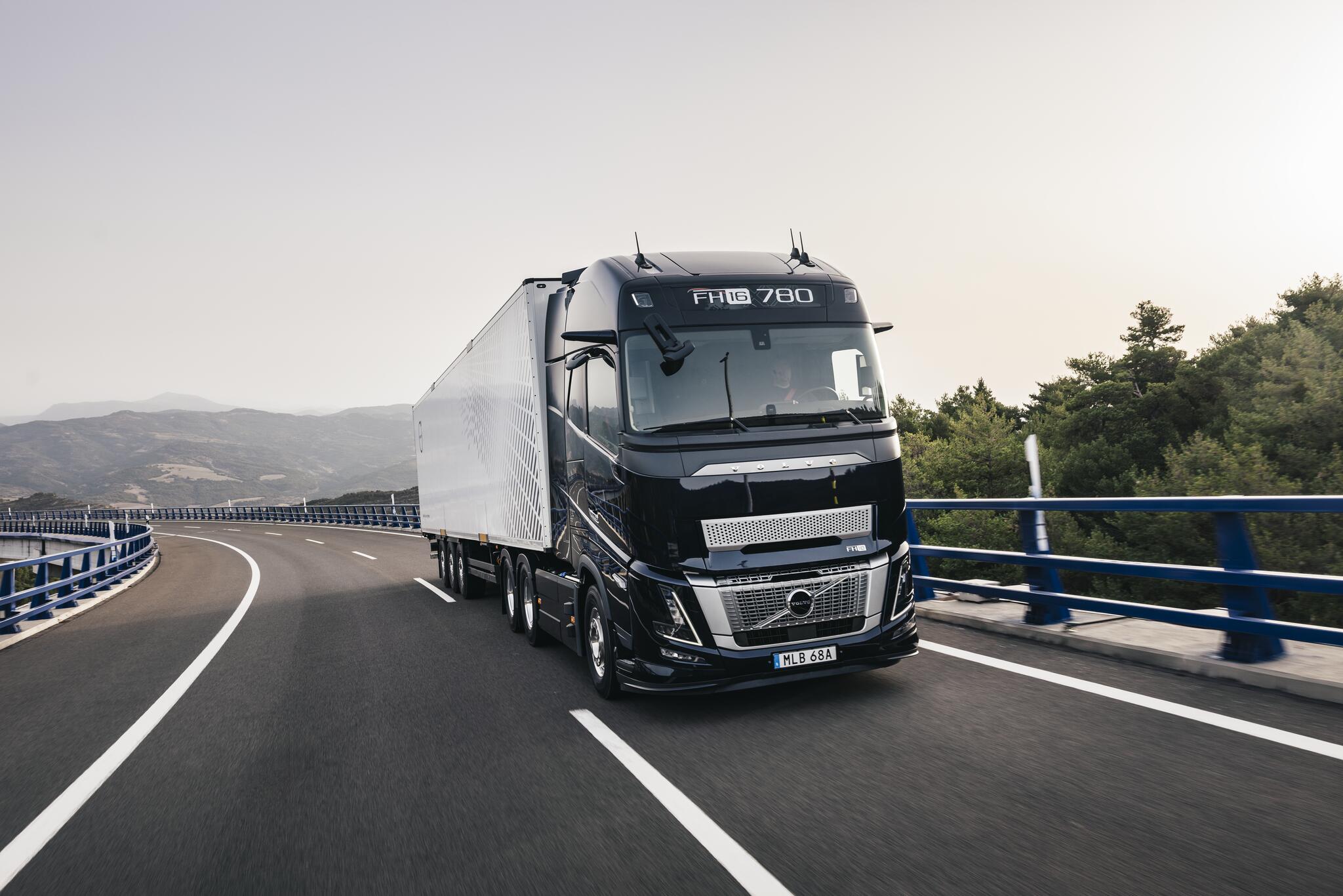 Ο νέος, πιο ισχυρός κινητήρας του Volvo FH16 προσφέρει τη μέγιστη ...